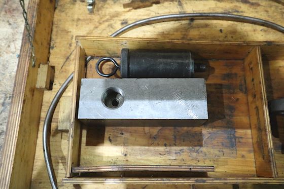 > High pressure tool for mounting and dismounting under high pressure ...