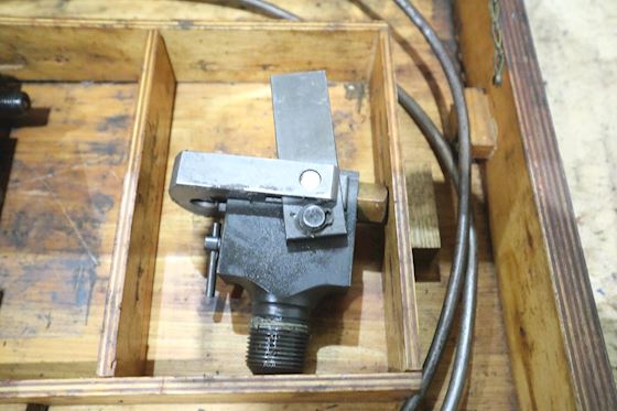 > High pressure tool for mounting and dismounting under high pressure ...