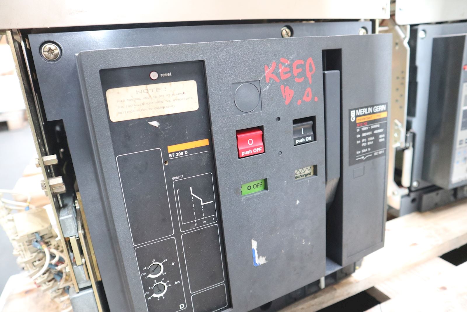 > Merlin Gerin Masterpact M12H1 1250A, 3 Pole Drawout Air Circuit ...