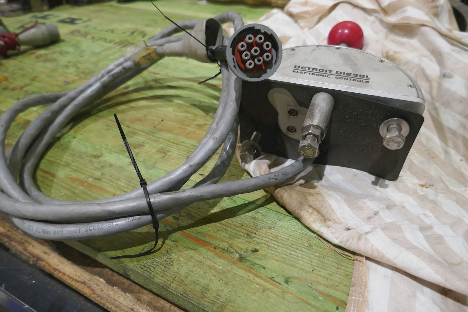 > Detroit Diesel Electronic Control ,Gear Lever - Display - 3 Button ...