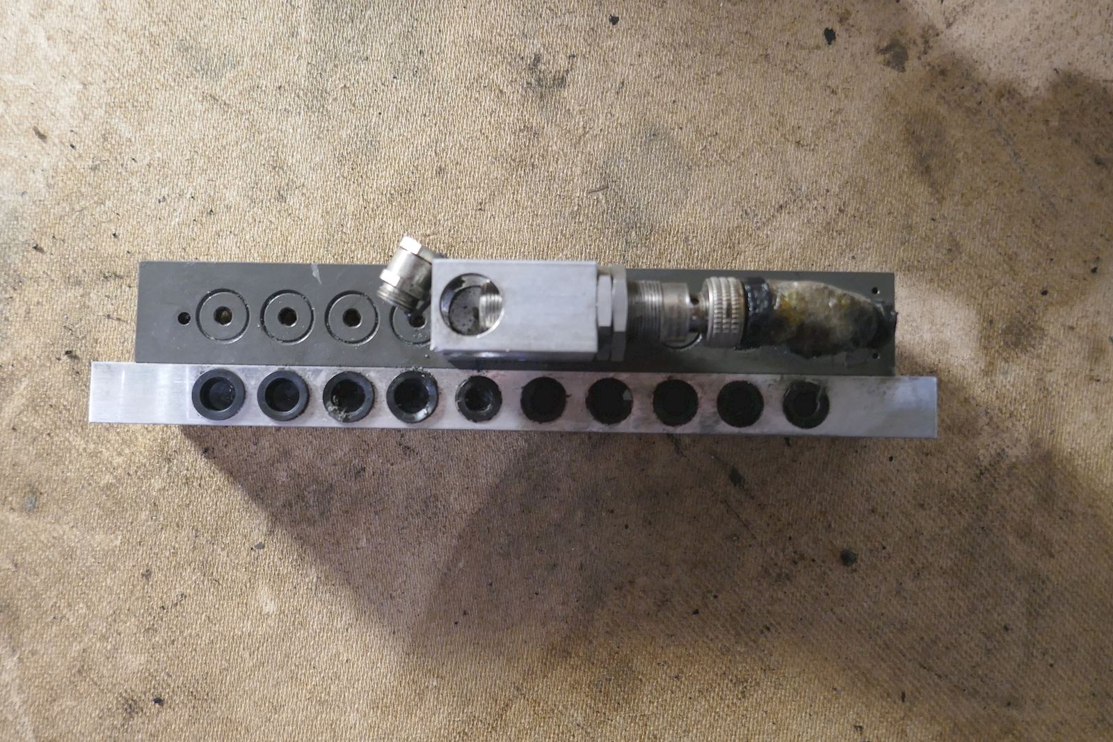 > SKF Lubrication System Progressive Block Manifold - Smedegaarden A/S