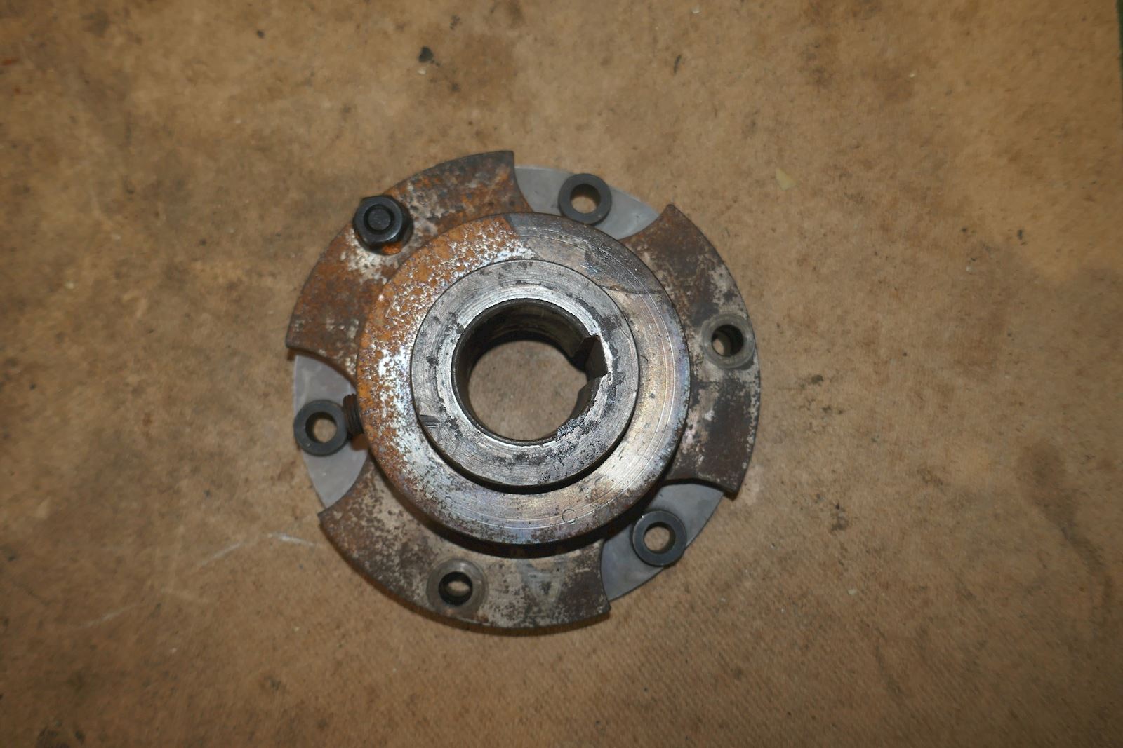 > Unknown Coupling Flange with Shims between Blower - Smedegaarden A/S