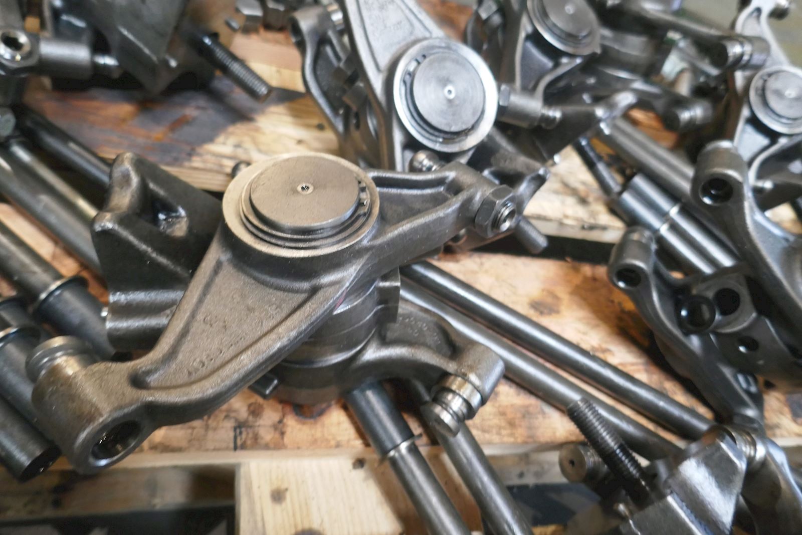 > MTU Rocker Arm and Push Rod and Bolts - Smedegaarden A/S