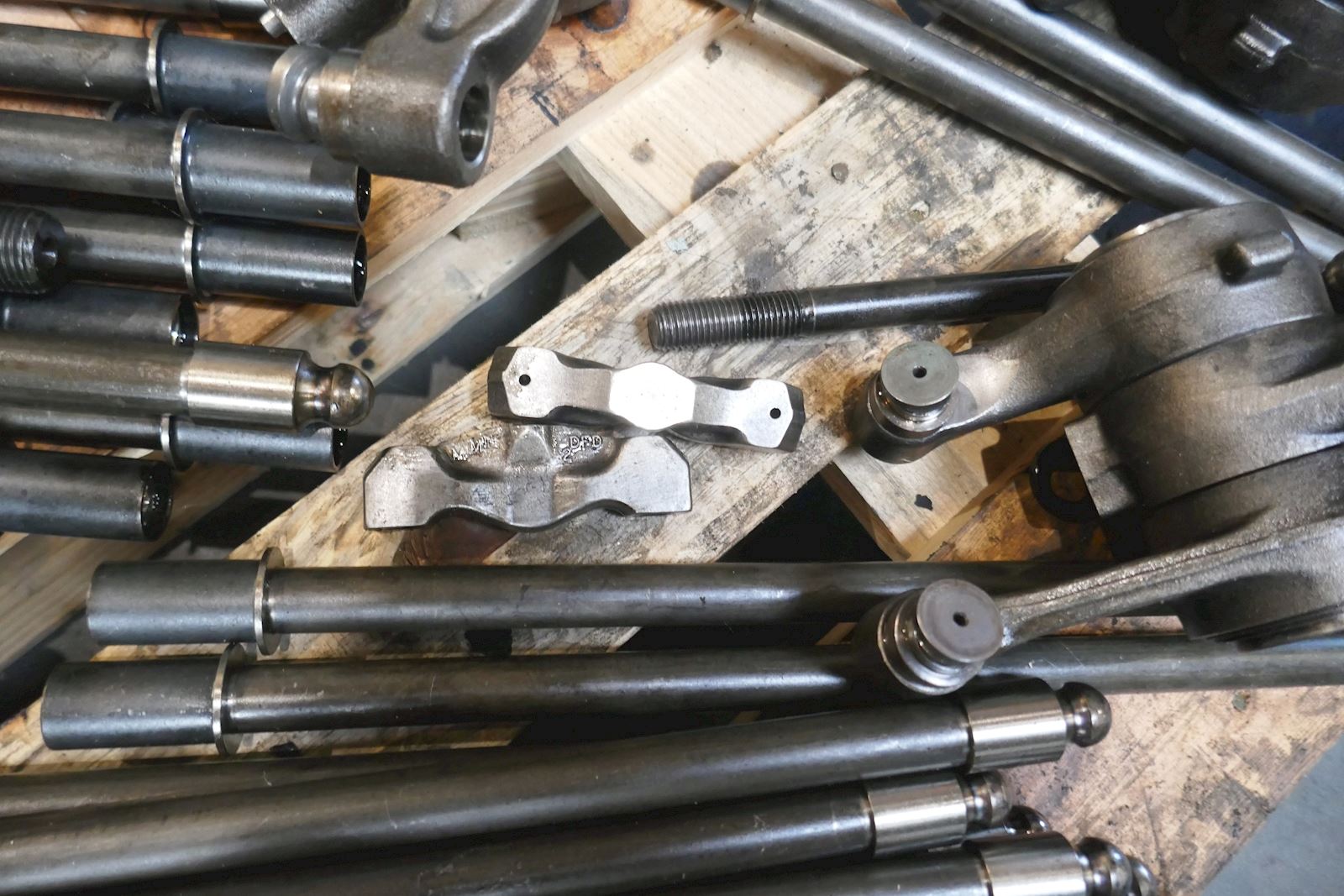 > MTU Rocker Arm and Push Rod and Bolts - Smedegaarden A/S