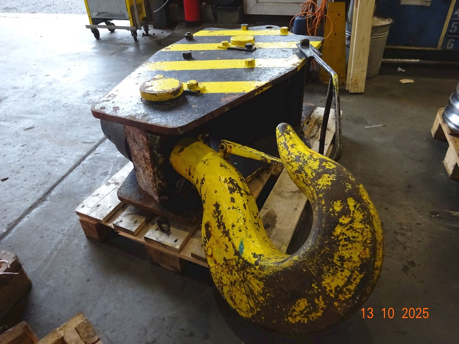 > One Crane Hook Block with 5 Sheaves - Smedegaarden A/S